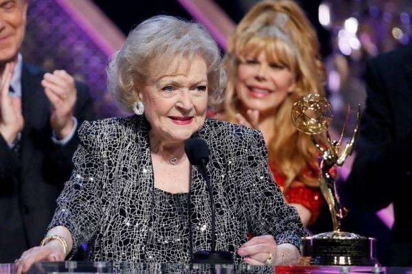 Aktris Legendaris Betty White Meninggal Dunia pada Usia 99 Tahun ...
