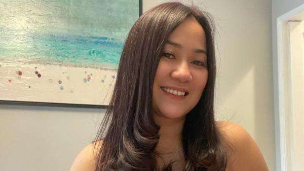 Pose Tante Ernie Unjuk Gigi Pakai Baju Merah Ketat Bikin Salfok, Netizen: Gak Kuat Nengoknya ...