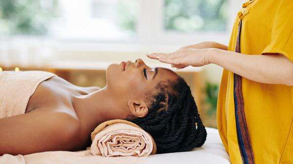 Mengenal Terapi Reiki Dan 5 Manfaatnya Untuk Kesehatan Tubuh | News+ on ...