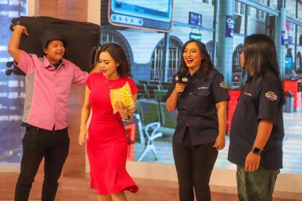 Potret Isabella Fawzi Jadi Reporter Televisi di Cross Check! | News+ on ...