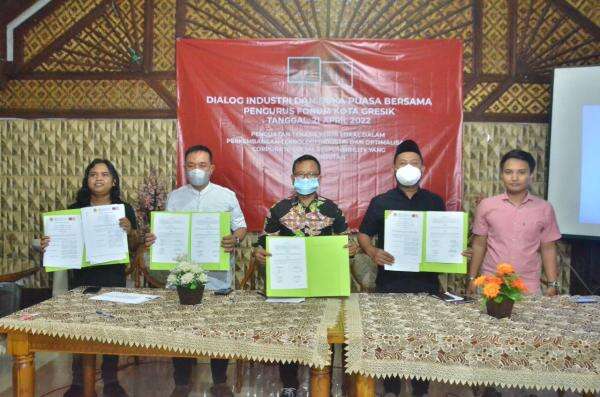 Teken MoU, Pemerintah-Pengusaha dan Forkot Gresik Sepakat Lindungi Tenaga Kerja Lokal - News+ on ...