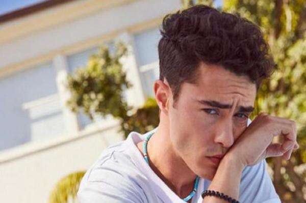 Ini Sosok Darren Barnet, Model Pria Pertama Victoria’s Secret | News+ ...