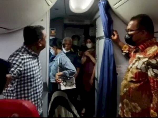 Viral Mesin Pesawat Lion Air Diduga Mati sebelum Take-off, Penumpang ... Viral Mesin Pesawat Lion Air Diduga Mati sebelum Take-off, Penumpang ...