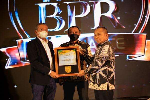 BPR Nusamba Cepiring Raih Golden Star Award dalam “Top 100 BPR 2022 ...