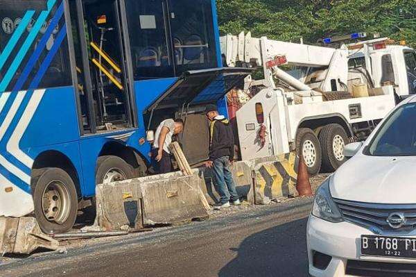 Tabrak Separator, Begini Penampakan Bus Transjakarta Rute Pinang Ranti ...