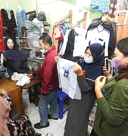 Sudah Masuk Sekolah, Seragam Gratis untuk Pelajar Masih Pengadaan ...