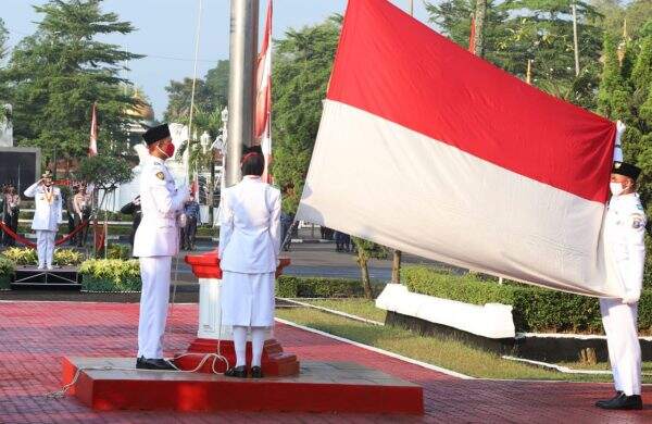 Peringati HUT RI Ke-77, Kesbangpol Lebak Bagikan 100 Ribu Bendera Merah ...