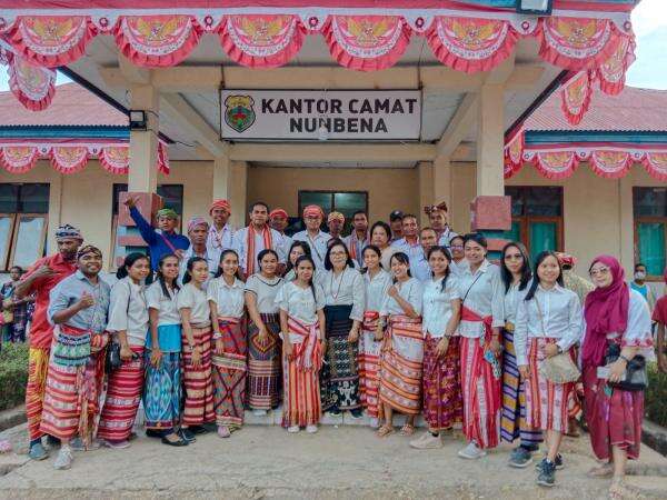 Unik, Para Kades dan Camat Nunbena TTS Kenakan Pakaian Adat Mollo Corak ...