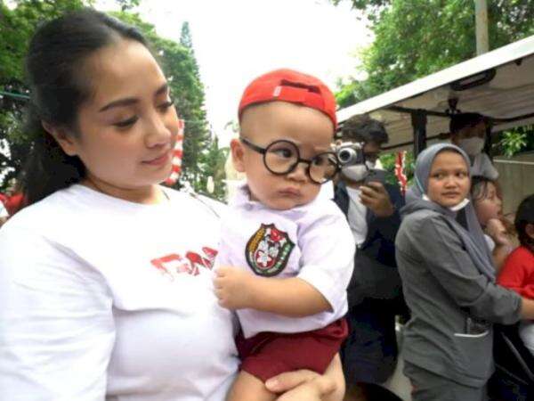 Gemas, Rayyanza Cipung Pakai Seragam SD Ikut Lomba Makan Kerupuk ...