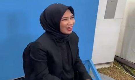 Mengenal Winda Utami, Juru Isyarat yang Viral Berkat Aksinya di Lagu ...