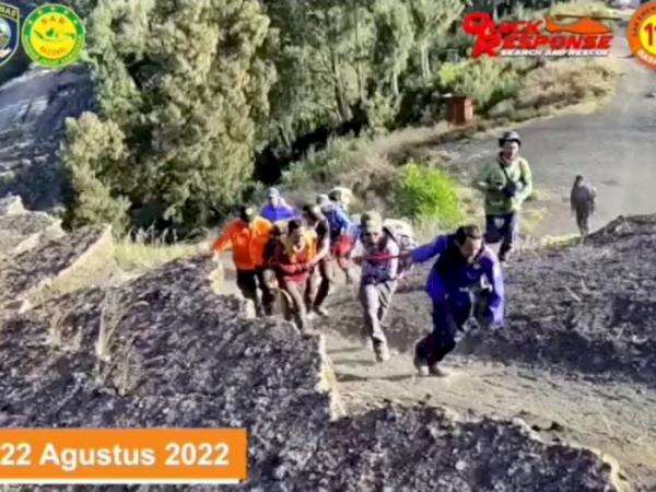 Dramatis! Momen Evakuasi Pendaki Portugis Jatuh Meninggal di Kawah ...