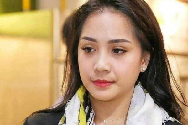 Nagita Slavina Tampil Elegan Pakai Kemeja Unik Tabrak Motif, Harganya Capai Rp8 Juta! | News+ on ...