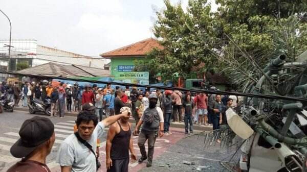 Truk Tabrak Tiang dan Kendaraan di Bekasi saat Jam Pulang Sekolah ... Truk Tabrak Tiang dan Kendaraan di Bekasi saat Jam Pulang Sekolah ...