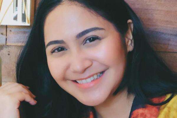 Caca Tengker Tampil Berkelas dengan Dress Skirt, Totalnya Hanya Ratusan ...