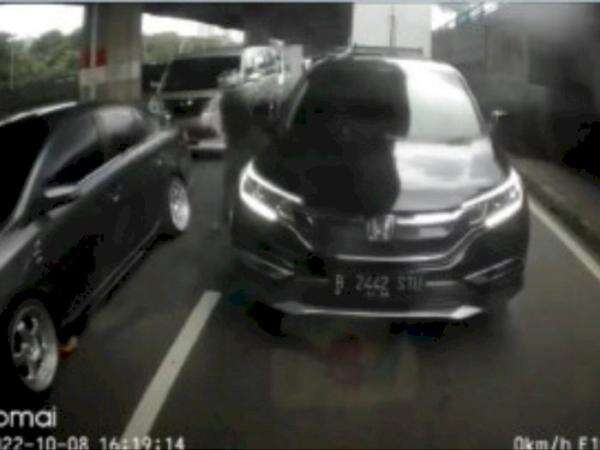 Viral! Aksi Jambret Rampas Handphone Pengendara yang Lagi Terjebak ...