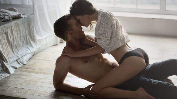 Auto Merem Melek, Ini 5 Rekomendasi Posisi Seks yang Endul Dilakukan Saat Musim Hujan Moms, Cus ...