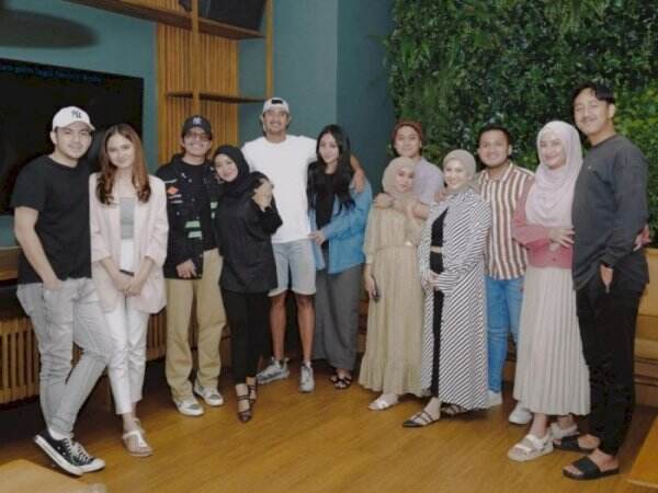 Potret Penampilan Ngumpul Bareng Geng Artis, Pose Rizky Billar Peluk ... Potret Penampilan Ngumpul Bareng Geng Artis, Pose Rizky Billar Peluk ...