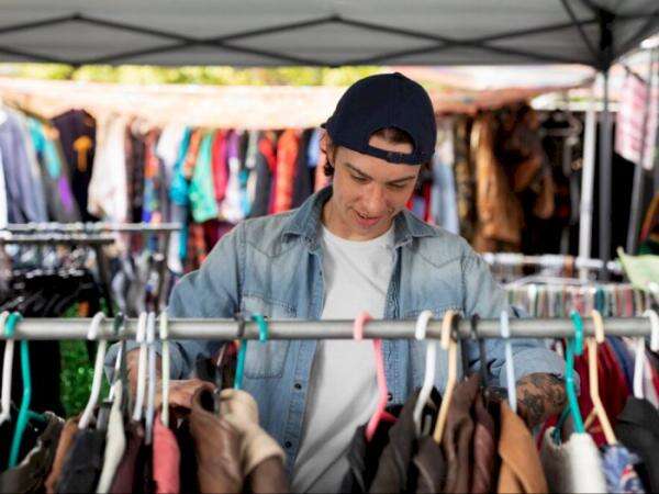 10 Tips Beli Pakaian Bekas di Thrift Shop Beserta Cara Mencucinya ...