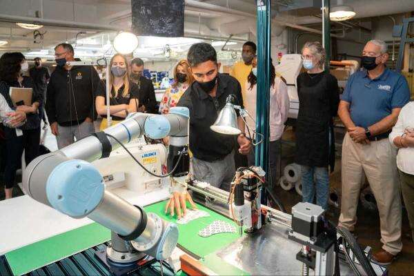 Industri Tekstil Uji Keterampilan Robot Penjahit Pakaian, Gantikan ...