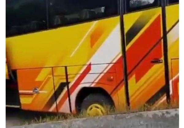 Viral Bus Rombongan Pendaki Tersesat di Kuburan Desa Wonosobo usai Ikuti Google Maps - News+ on ...