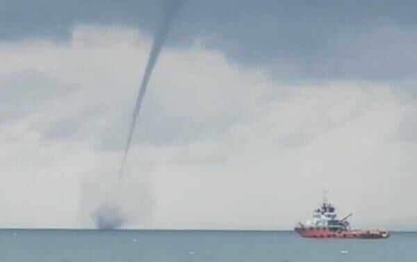Fenomena Waterspout Terekam di Perairan Lamongan, Viral di Media Sosial ...