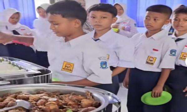 Viral Makan Bergizi Gratis Disajikan Prasmanan di Majalengka, Tuai ...