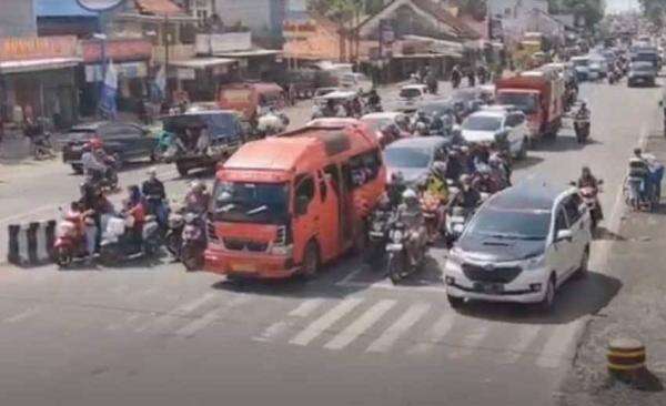 Arus Balik Lebaran 2024, Ribuan Motor Padati Jalur Pantura Cirebon | News+ on RCTI+