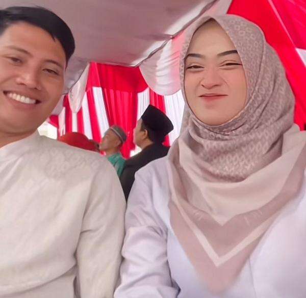 4 Potret Bu Guru Salsa Eksis Datang ke Acara Bukber, Pakai Outfit Kompak Bareng Suami | News+ on ...