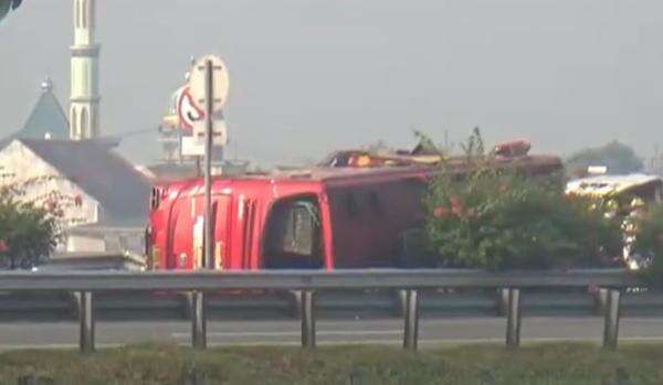 Bus Rosalia Indah Terguling usai Hindari Truk di Tol Batang-Semarang, 3 Luka-luka - News+ on RCTI+