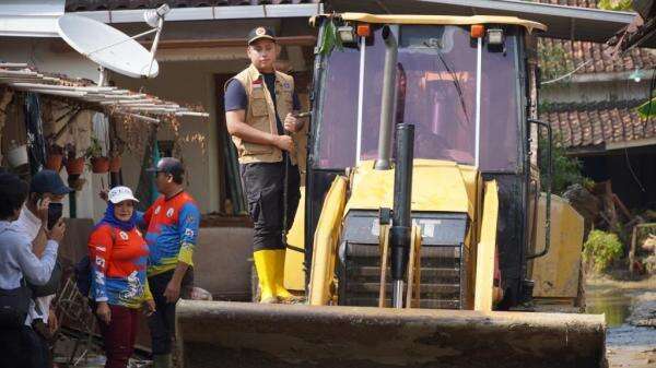 Tumpukan Sampah dan Lumpur Bekas Banjir di Kendal Dibersihkan dengan Alat Berat | News+ on RCTI+