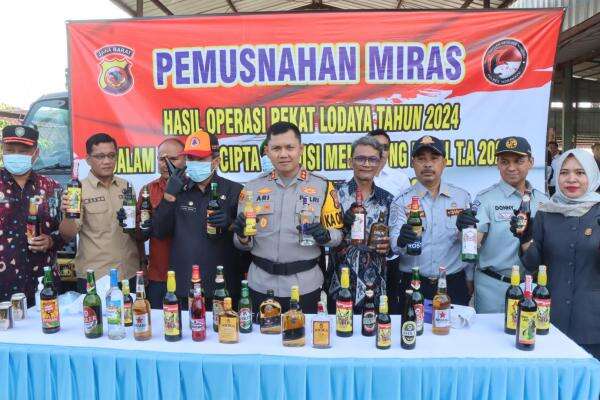 Ribuan Botol Minuman Keras Hasil Operasi Pekat Lodaya II Tahun 2024 di Musnahkan - News+ on RCTI+