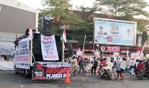 Demo Besar-besaran di Pati, Mobil Komando Diselimuti Poster Tuntutan Terparkir Depan Pemkab ...
