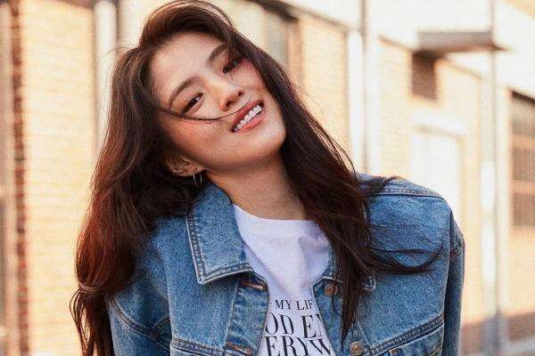 Adegan Han So Hee Cium Aktris Han Hae In dalam Film Heavy Snow Viral di ...