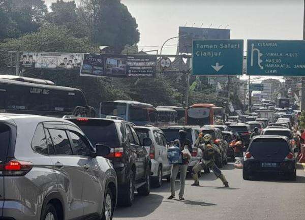 Jalur Puncak Berlakukan Satu Arah, Antrean Kendaraan Sempat Capai 2 Kilometer | News+ on RCTI+