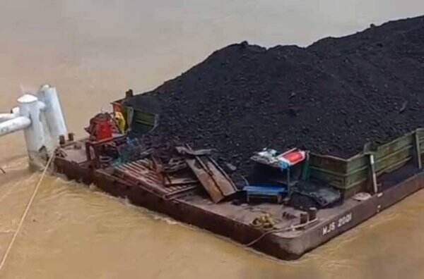 Kapal Tongkang Pengangkut Batu Bara Tabrak Tiang Jembatan Ikon Kota ... Kapal Tongkang Pengangkut Batu Bara Tabrak Tiang Jembatan Ikon Kota ...