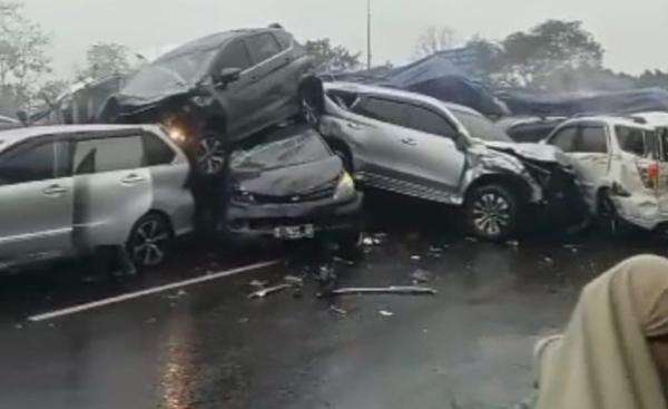 Penampakan Sejumlah Mobil Bertumpuk dalam Kecelakaan Beruntun di Tol Purbaleunyi - News+ on RCTI+