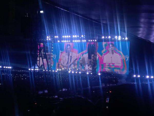 Potret Konser DAY6 Guncang Stadion Madya GBK, Ribuan My Day Bernyanyi ...