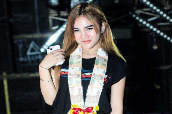 Profil dan Biodata Icha Chellow, Penyanyi yang Dikecam karena Joget di ...