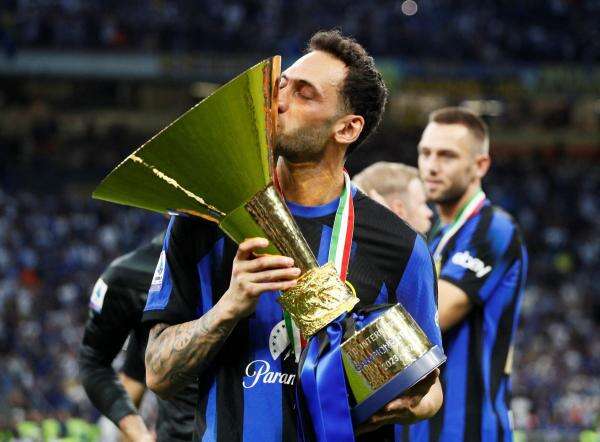 Rayakan Gelar Juara Liga Italia 2023-2024, Hakan Calhanoglu Jadi ...