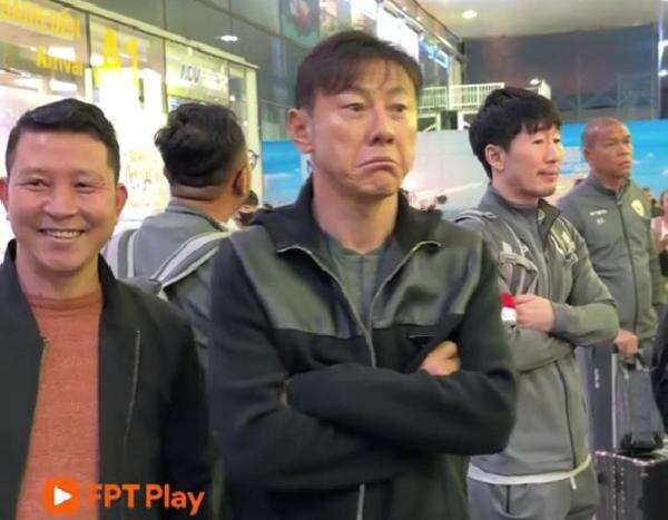 Shin Tae-yong Cemberut Ada Fans Vietnam yang Foto Bareng Tanpa Izin ...