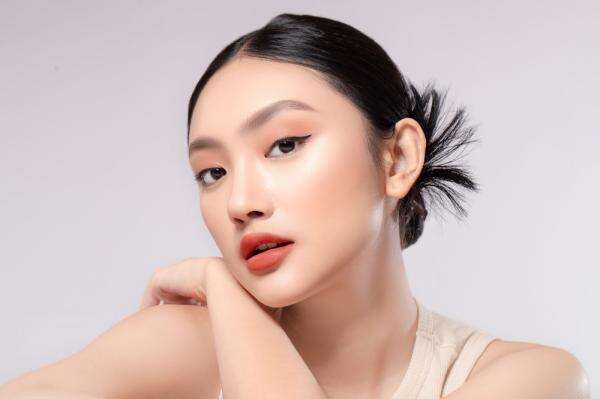 Tips Makeup Look ala Jenna Ortega yang Effortless Tetap Bold | News+ on ...